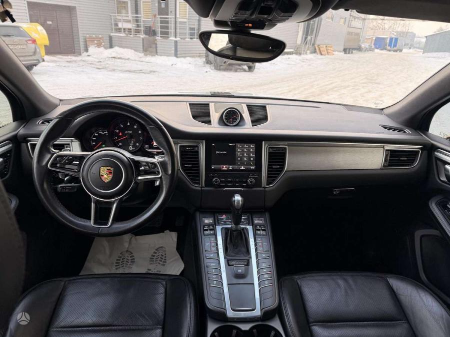 White Porsche Macan 2018 in Panevezys, with an engine capacity of 3.00 L and mileage of 129 thousand km for 41000 €, photo 15 on AUTOMOTO.COM.LV