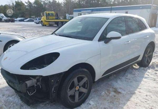 White Porsche Macan 2018 in Vilnius, with an engine capacity of 1.98 L and mileage of 214 thousand km for 12343 €, photo 1 on AUTOMOTO.COM.LV