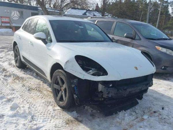 White Porsche Macan 2018 in Vilnius, with an engine capacity of 1.98 L and mileage of 214 thousand km for 12343 €, photo 2 on AUTOMOTO.COM.LV