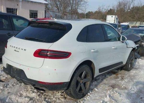 White Porsche Macan 2018 in Vilnius, with an engine capacity of 1.98 L and mileage of 214 thousand km for 12343 €, photo 3 on AUTOMOTO.COM.LV