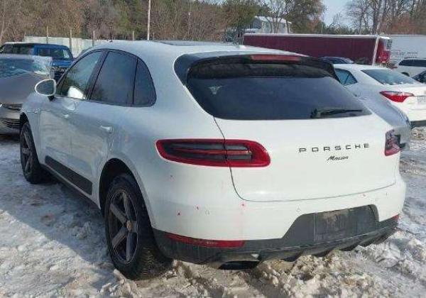 White Porsche Macan 2018 in Vilnius, with an engine capacity of 1.98 L and mileage of 214 thousand km for 12343 €, photo 5 on AUTOMOTO.COM.LV