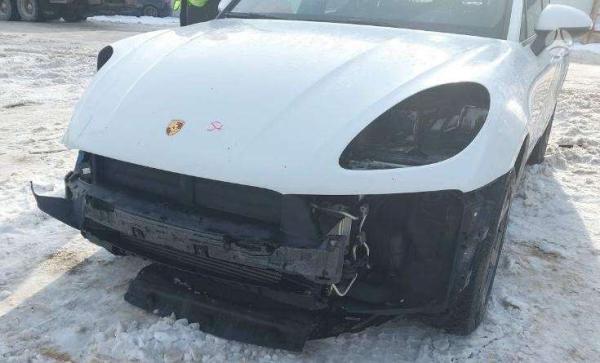 White Porsche Macan 2018 in Vilnius, with an engine capacity of 1.98 L and mileage of 214 thousand km for 12343 €, photo 6 on AUTOMOTO.COM.LV