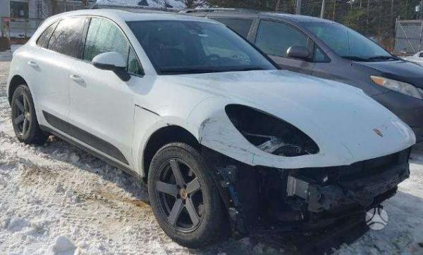 White Porsche Macan 2018 in Vilnius, with an engine capacity of 1.98 L and mileage of 214 thousand km for 12343 €, photo 7 on AUTOMOTO.COM.LV
