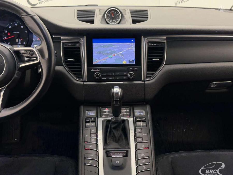 White Porsche Macan 2018 in Vilnius, with an engine capacity of 1.98 L and mileage of 58 thousand km for 27900 €, photo 15 on AUTOMOTO.COM.LV
