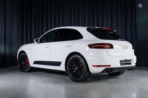 White Porsche Macan 2018 in Vilnius, with an engine capacity of 3.00 L and mileage of 77 thousand km for 37000 €, photo 7 on AUTOMOTO.COM.LV
