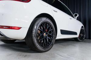 White Porsche Macan 2018 in Vilnius, with an engine capacity of 3.00 L and mileage of 77 thousand km for 37000 €, photo 11 on AUTOMOTO.COM.LV