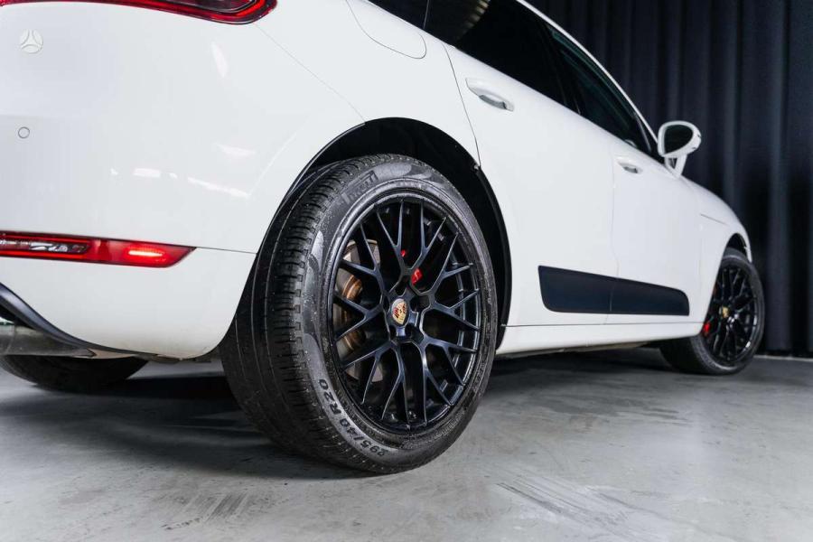 White Porsche Macan 2018 in Vilnius, with an engine capacity of 3.00 L and mileage of 77 thousand km for 37000 €, photo 11 on AUTOMOTO.COM.LV
