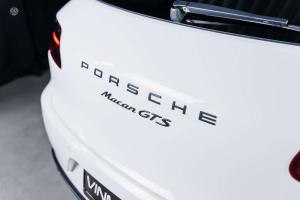 White Porsche Macan 2018 in Vilnius, with an engine capacity of 3.00 L and mileage of 77 thousand km for 37000 €, photo 12 on AUTOMOTO.COM.LV