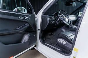 White Porsche Macan 2018 in Vilnius, with an engine capacity of 3.00 L and mileage of 77 thousand km for 37000 €, photo 16 on AUTOMOTO.COM.LV