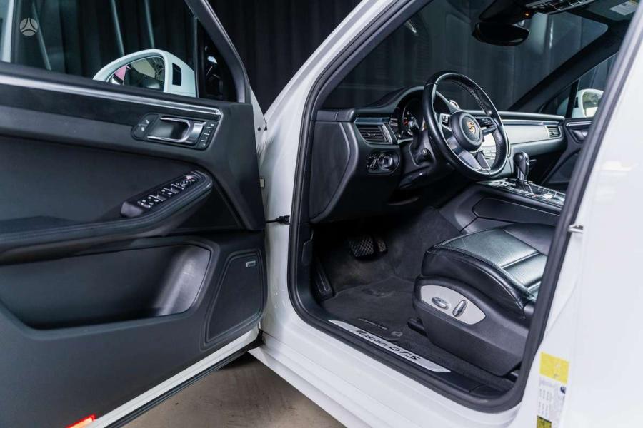 White Porsche Macan 2018 in Vilnius, with an engine capacity of 3.00 L and mileage of 77 thousand km for 37000 €, photo 16 on AUTOMOTO.COM.LV