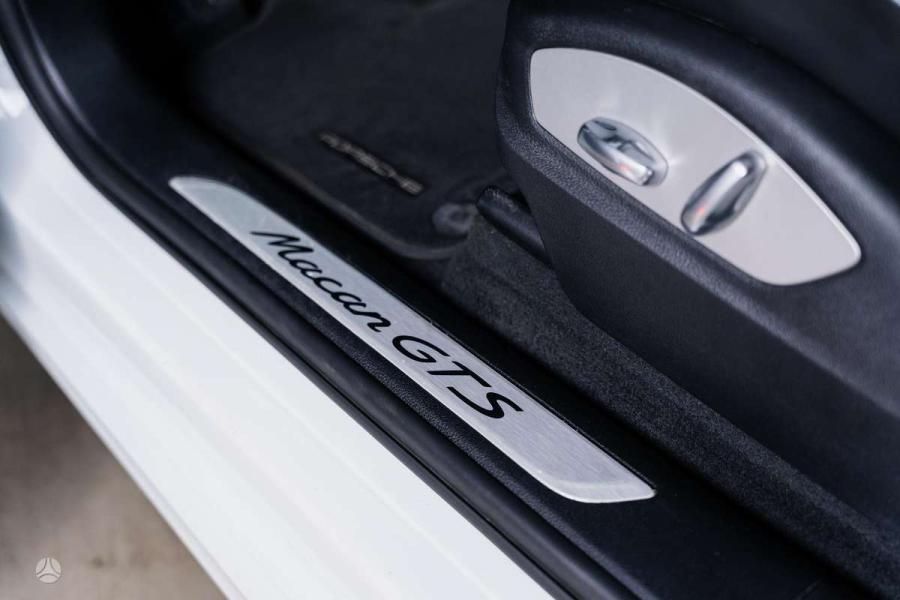 White Porsche Macan 2018 in Vilnius, with an engine capacity of 3.00 L and mileage of 77 thousand km for 37000 €, photo 17 on AUTOMOTO.COM.LV