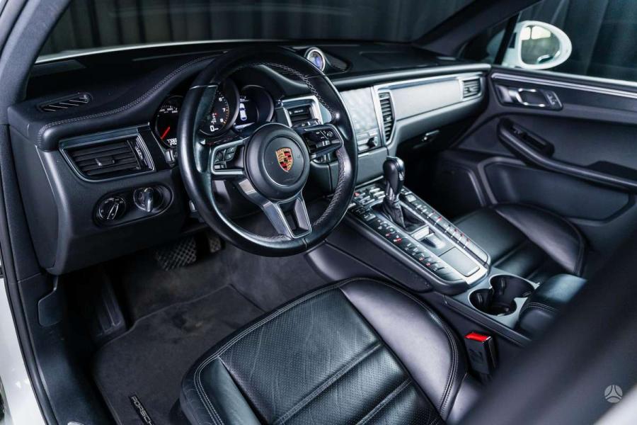 White Porsche Macan 2018 in Vilnius, with an engine capacity of 3.00 L and mileage of 77 thousand km for 37000 €, photo 18 on AUTOMOTO.COM.LV