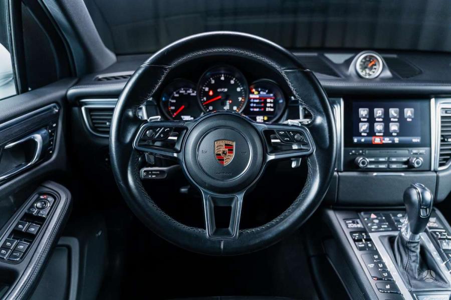 White Porsche Macan 2018 in Vilnius, with an engine capacity of 3.00 L and mileage of 77 thousand km for 37000 €, photo 22 on AUTOMOTO.COM.LV