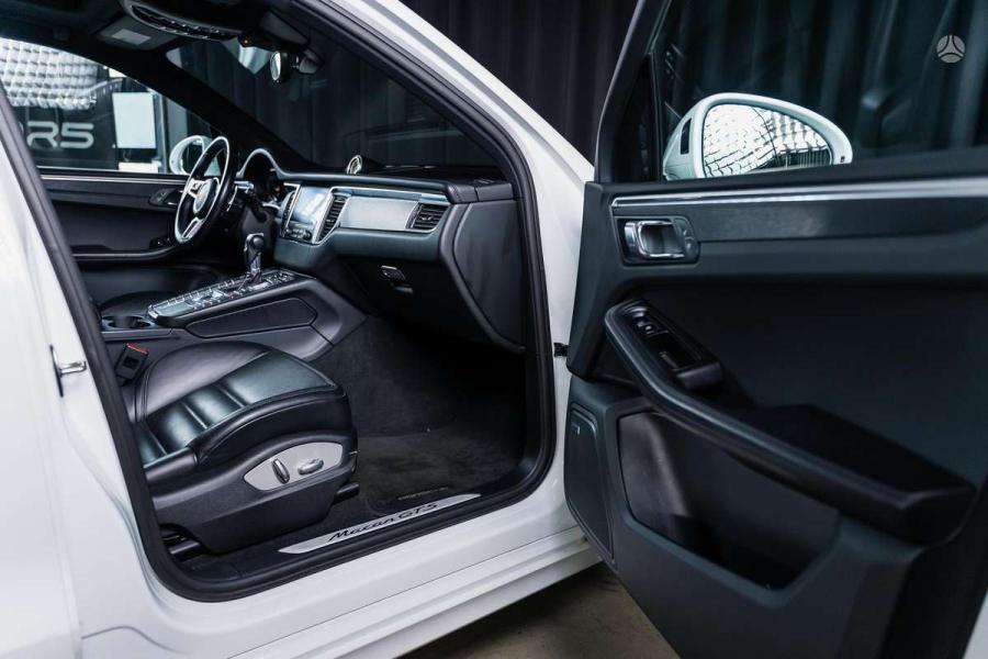 White Porsche Macan 2018 in Vilnius, with an engine capacity of 3.00 L and mileage of 77 thousand km for 37000 €, photo 31 on AUTOMOTO.COM.LV