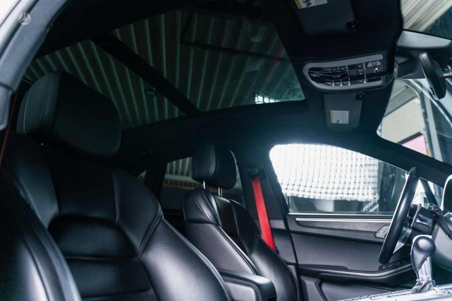 White Porsche Macan 2018 in Vilnius, with an engine capacity of 3.00 L and mileage of 77 thousand km for 37000 €, photo 32 on AUTOMOTO.COM.LV
