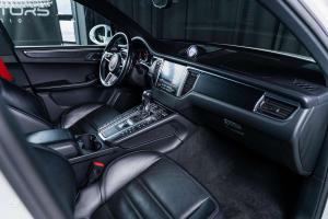 White Porsche Macan 2018 in Vilnius, with an engine capacity of 3.00 L and mileage of 77 thousand km for 37000 €, photo 33 on AUTOMOTO.COM.LV
