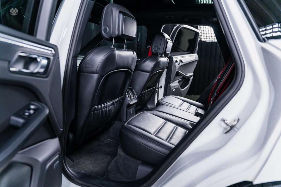 White Porsche Macan 2018 in Vilnius, with an engine capacity of 3.00 L and mileage of 77 thousand km for 37000 €, photo 34 on AUTOMOTO.COM.LV