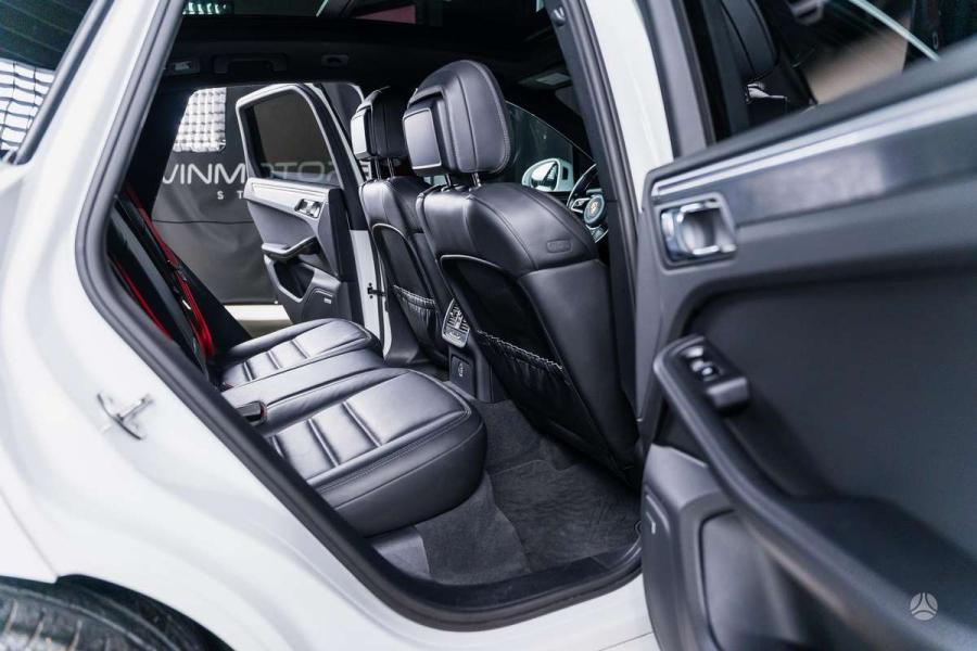 White Porsche Macan 2018 in Vilnius, with an engine capacity of 3.00 L and mileage of 77 thousand km for 37000 €, photo 36 on AUTOMOTO.COM.LV