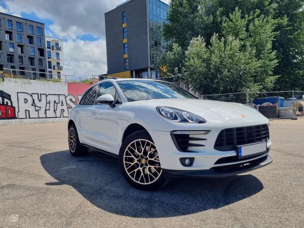 White Porsche Macan 2018 in Vilnius, with an engine capacity of 3.00 L and mileage of 130 thousand km for 27600 €, photo 1 on AUTOMOTO.COM.LV