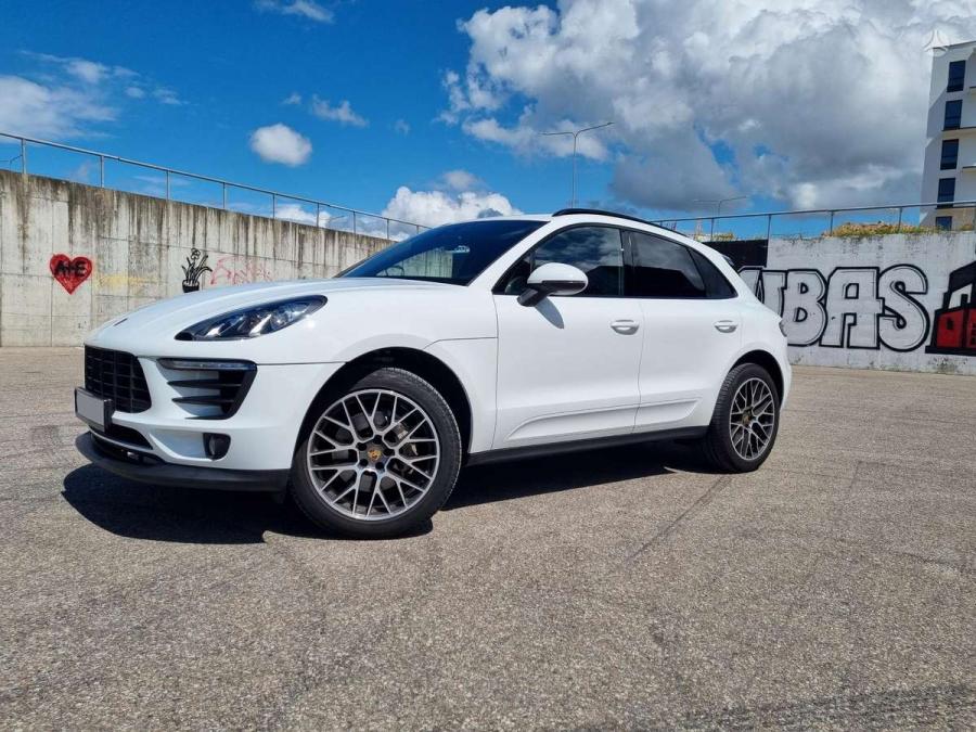White Porsche Macan 2018 in Vilnius, with an engine capacity of 3.00 L and mileage of 130 thousand km for 27600 €, photo 4 on AUTOMOTO.COM.LV
