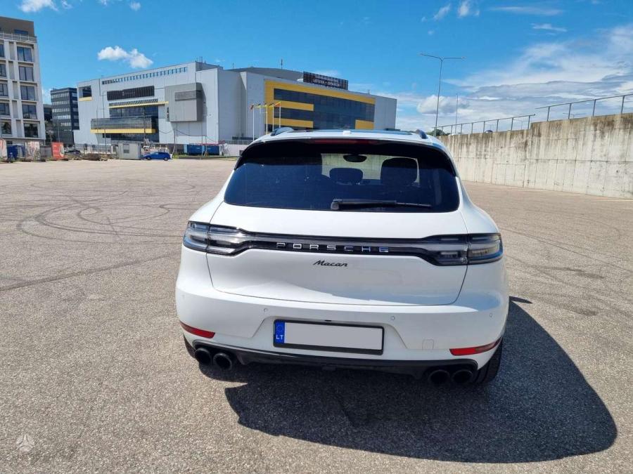 White Porsche Macan 2018 in Vilnius, with an engine capacity of 3.00 L and mileage of 130 thousand km for 27600 €, photo 6 on AUTOMOTO.COM.LV