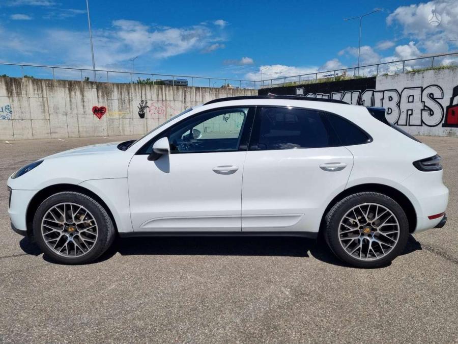 White Porsche Macan 2018 in Vilnius, with an engine capacity of 3.00 L and mileage of 130 thousand km for 27600 €, photo 7 on AUTOMOTO.COM.LV