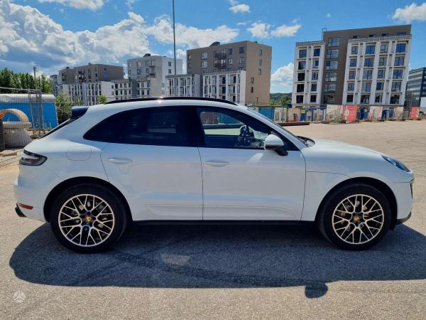 White Porsche Macan 2018 in Vilnius, with an engine capacity of 3.00 L and mileage of 130 thousand km for 27600 €, photo 8 on AUTOMOTO.COM.LV