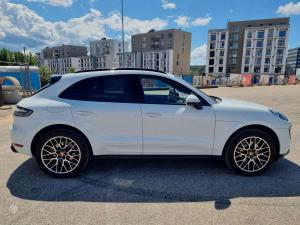 White Porsche Macan 2018 in Vilnius, with an engine capacity of 3.00 L and mileage of 130 thousand km for 27600 €, photo 8 on AUTOMOTO.COM.LV