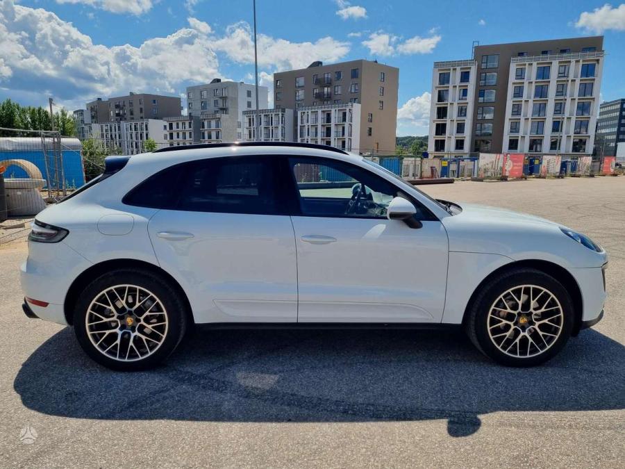 White Porsche Macan 2018 in Vilnius, with an engine capacity of 3.00 L and mileage of 130 thousand km for 27600 €, photo 8 on AUTOMOTO.COM.LV