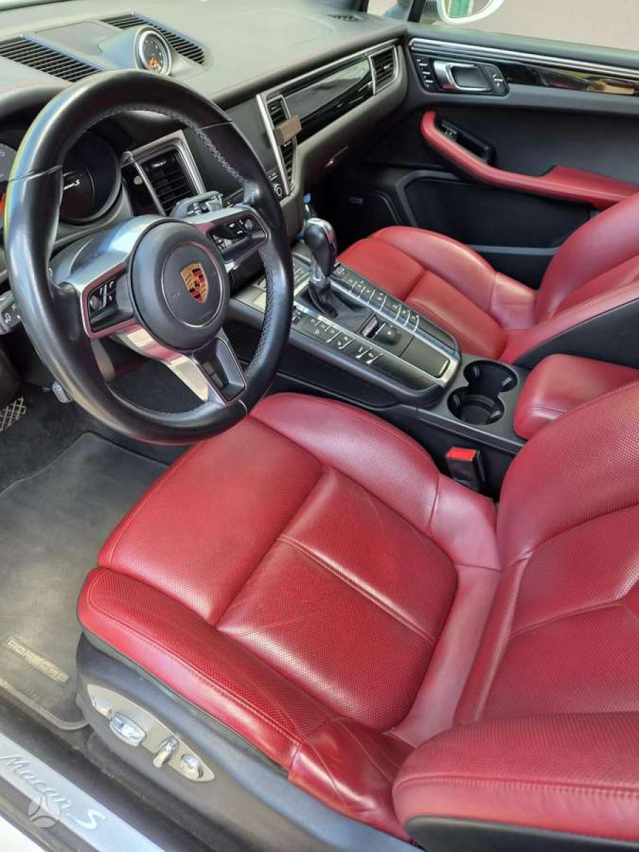 White Porsche Macan 2018 in Vilnius, with an engine capacity of 3.00 L and mileage of 130 thousand km for 27600 €, photo 9 on AUTOMOTO.COM.LV