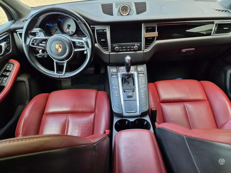 White Porsche Macan 2018 in Vilnius, with an engine capacity of 3.00 L and mileage of 130 thousand km for 27600 €, photo 10 on AUTOMOTO.COM.LV