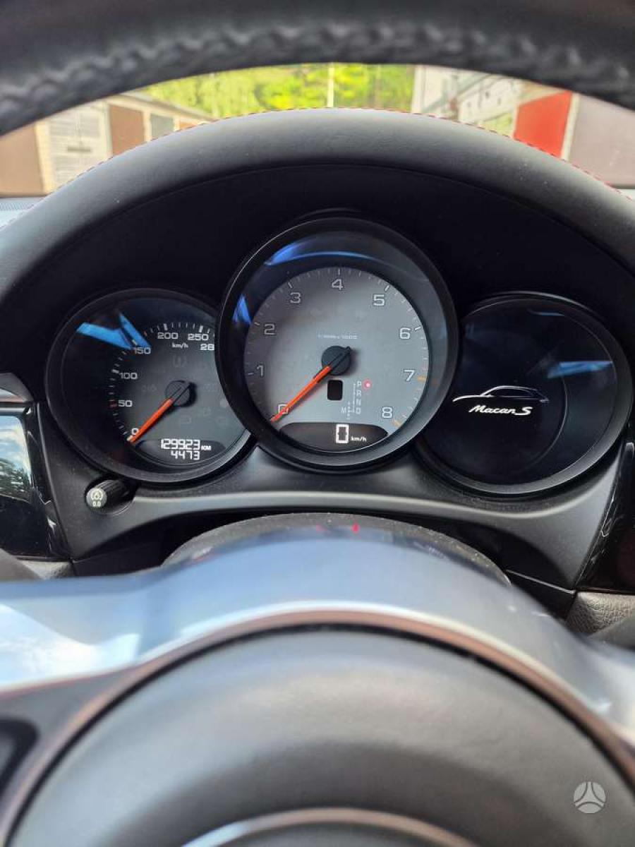 White Porsche Macan 2018 in Vilnius, with an engine capacity of 3.00 L and mileage of 130 thousand km for 27600 €, photo 12 on AUTOMOTO.COM.LV