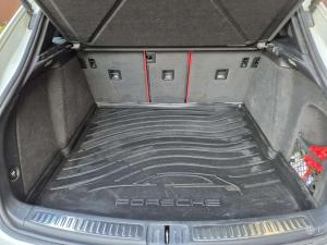 White Porsche Macan 2018 in Vilnius, with an engine capacity of 3.00 L and mileage of 130 thousand km for 27600 €, photo 14 on AUTOMOTO.COM.LV