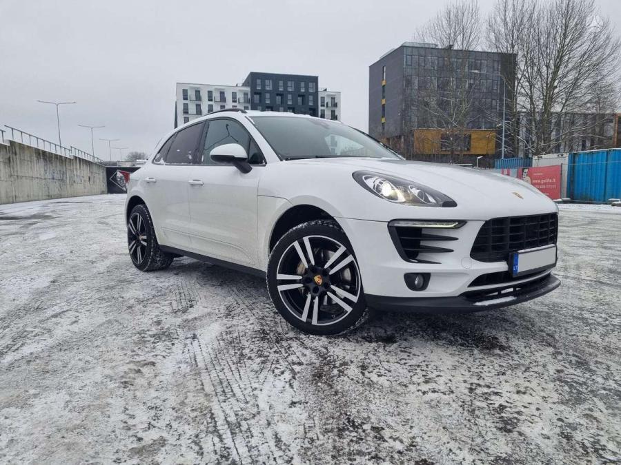 White Porsche Macan 2018 in Vilnius, with an engine capacity of 3.00 L and mileage of 130 thousand km for 27600 €, photo 15 on AUTOMOTO.COM.LV