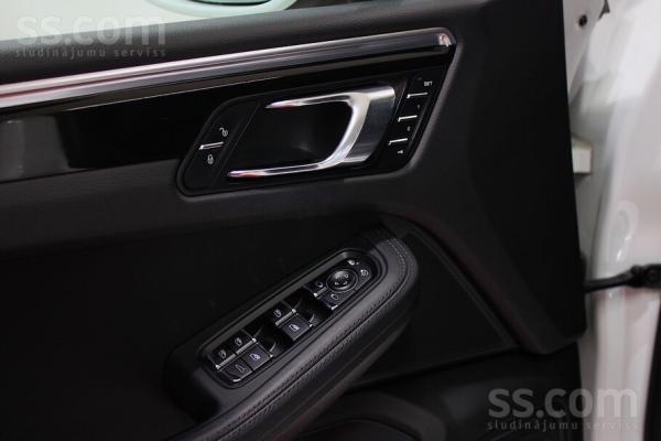 White Porsche Macan 2018 in Riga, with an engine capacity of 3.00 L and mileage of 115 thousand km for 45000 €, photo 10 on AUTOMOTO.COM.LV