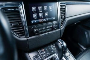 Balts Porsche Macan 2018 Viļņa, ar dzinēja tilpumu 3.00 L un nobraukumu 77 tūkst. km par 36000 €, foto 28 vietnē AUTOMOTO.COM.LV