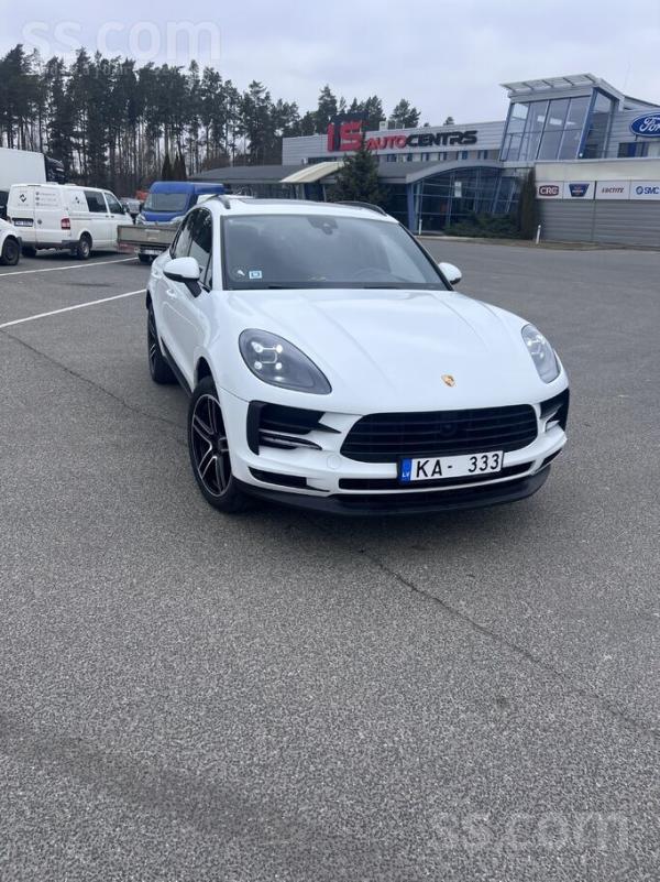White Porsche Macan 2019 in Riga, with an engine capacity of 2.00 L and mileage of 103 thousand km for 39000 €, photo 2 on AUTOMOTO.COM.LV