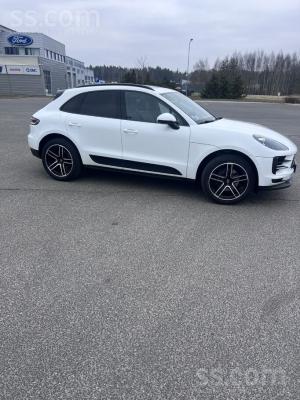 White Porsche Macan 2019 in Riga, with an engine capacity of 2.00 L and mileage of 103 thousand km for 39000 €, photo 4 on AUTOMOTO.COM.LV