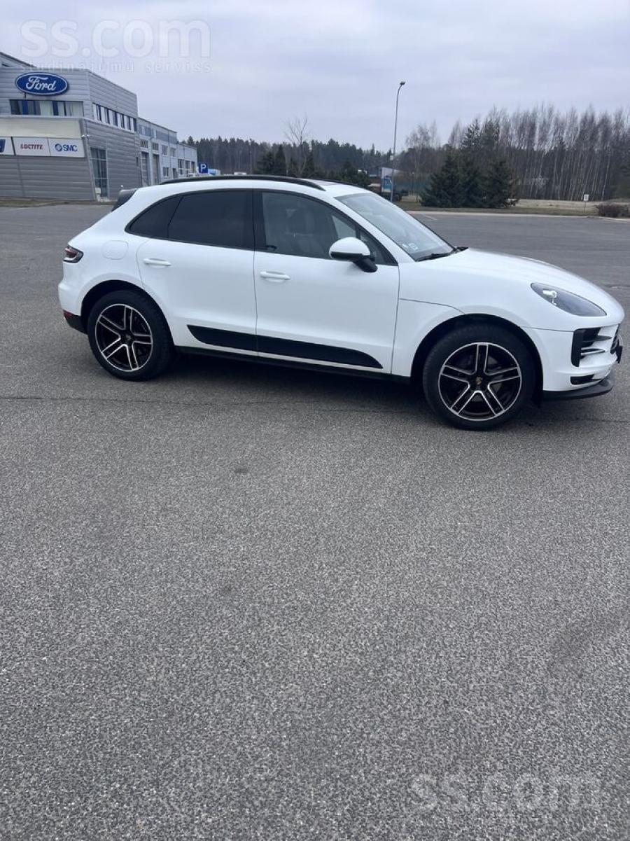 White Porsche Macan 2019 in Riga, with an engine capacity of 2.00 L and mileage of 103 thousand km for 39000 €, photo 4 on AUTOMOTO.COM.LV