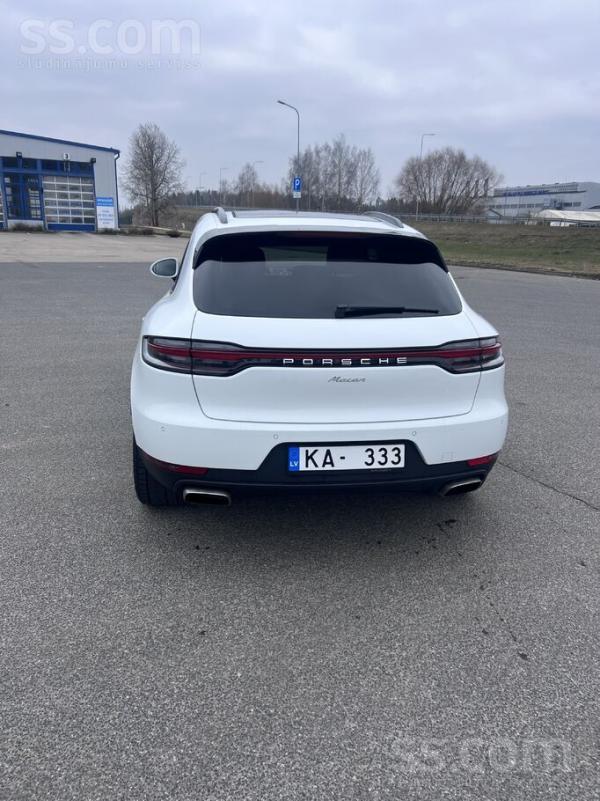White Porsche Macan 2019 in Riga, with an engine capacity of 2.00 L and mileage of 103 thousand km for 39000 €, photo 6 on AUTOMOTO.COM.LV