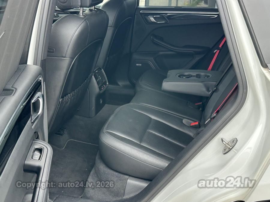 White Porsche Macan 2019 in Tartu, with an engine capacity of 3.00 L and mileage of 108 thousand km for 49950 €, photo 18 on AUTOMOTO.COM.LV