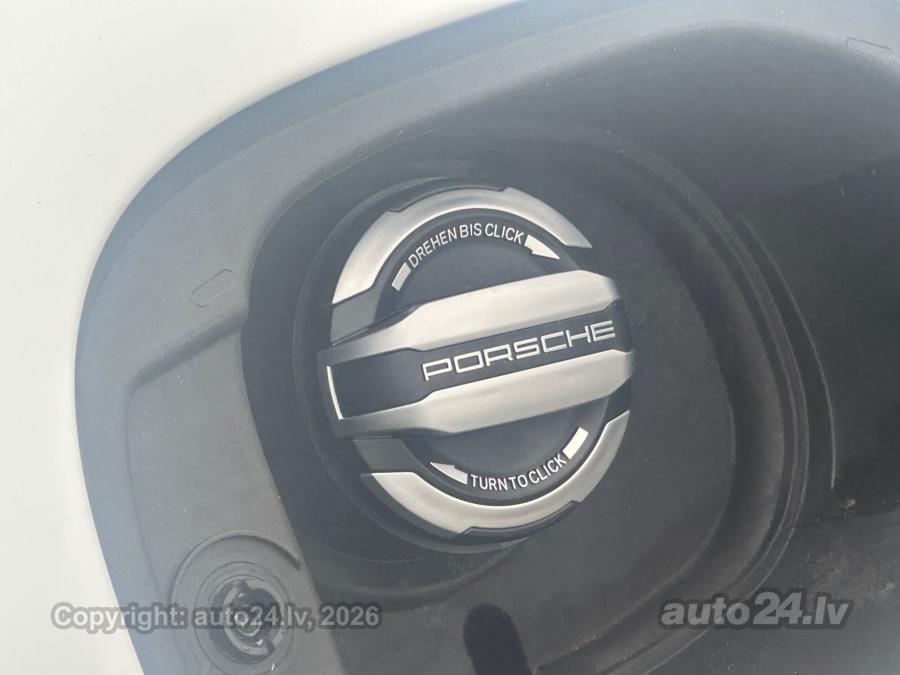 White Porsche Macan 2019 in Tartu, with an engine capacity of 3.00 L and mileage of 108 thousand km for 49950 €, photo 21 on AUTOMOTO.COM.LV