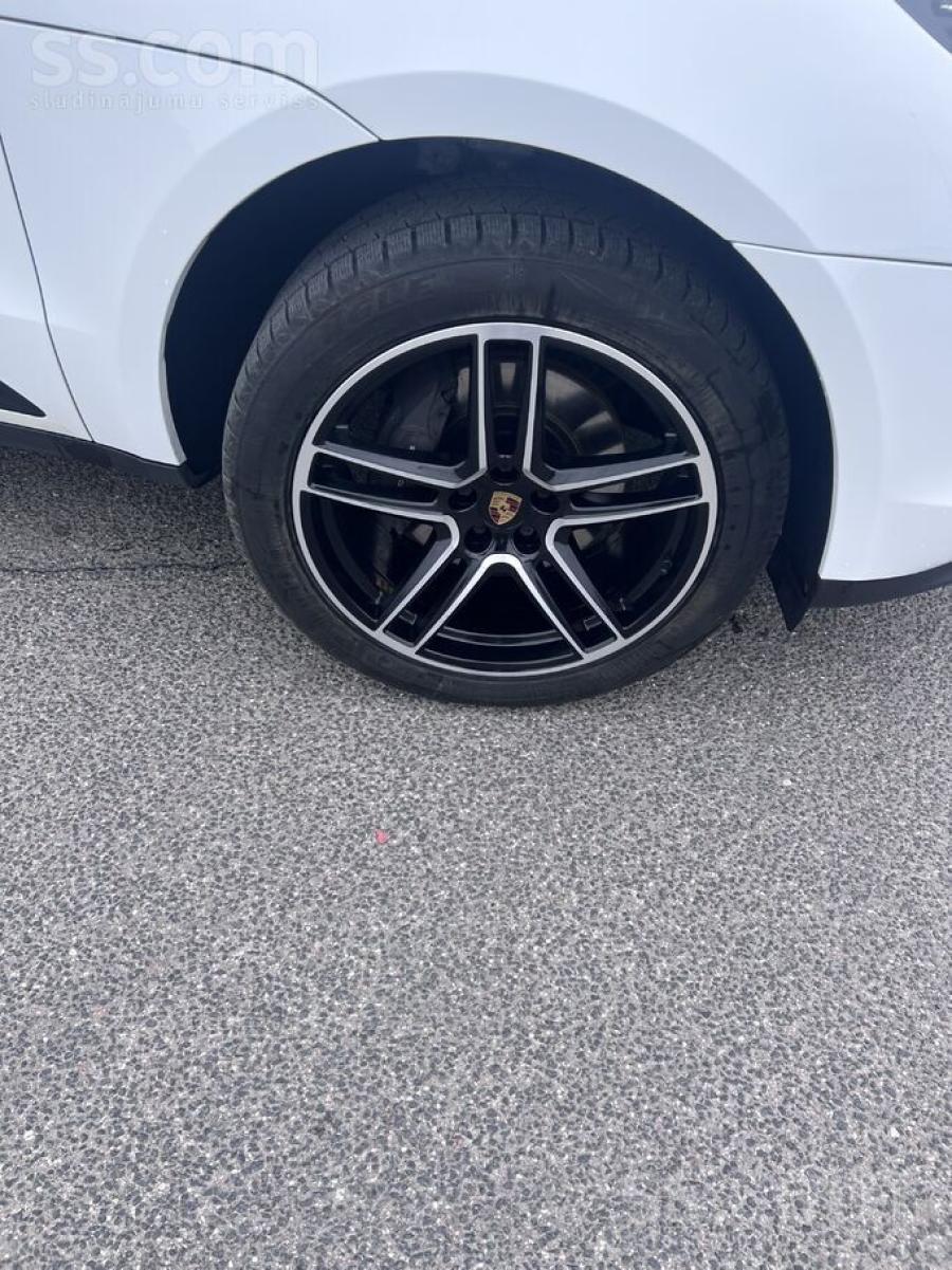 White Porsche Macan 2019 in Riga, with an engine capacity of 2.00 L and mileage of 103 thousand km for 37500 €, photo 4 on AUTOMOTO.COM.LV