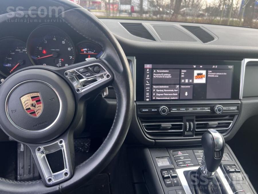 White Porsche Macan 2019 in Riga, with an engine capacity of 2.00 L and mileage of 103 thousand km for 37500 €, photo 11 on AUTOMOTO.COM.LV