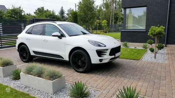 White Porsche Macan 2019 in Marijampole, with an engine capacity of 1.98 L and mileage of 79 thousand km for 34900 €, photo 3 on AUTOMOTO.COM.LV