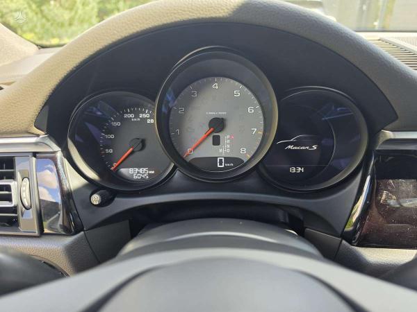 White Porsche Macan 2019 in Marijampole, with an engine capacity of 3.00 L and mileage of 83 thousand km for 29999 €, photo 6 on AUTOMOTO.COM.LV