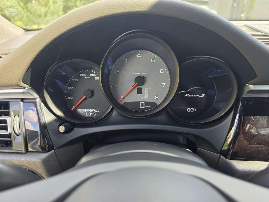 White Porsche Macan 2019 in Marijampole, with an engine capacity of 3.00 L and mileage of 83 thousand km for 29999 €, photo 6 on AUTOMOTO.COM.LV