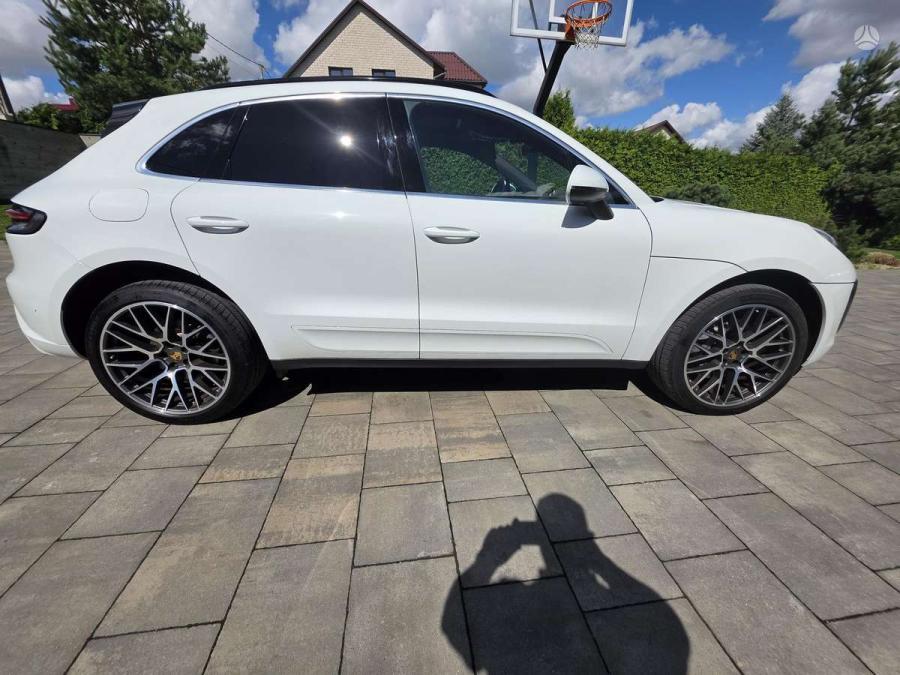 White Porsche Macan 2019 in Marijampole, with an engine capacity of 3.00 L and mileage of 83 thousand km for 29999 €, photo 11 on AUTOMOTO.COM.LV