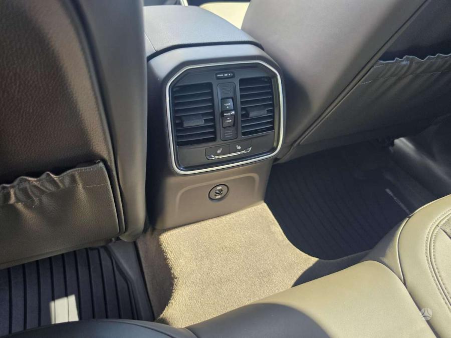 White Porsche Macan 2019 in Marijampole, with an engine capacity of 3.00 L and mileage of 83 thousand km for 29999 €, photo 12 on AUTOMOTO.COM.LV