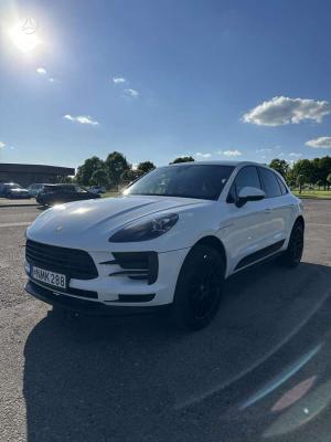 White Porsche Macan 2020 in Kaunas, with an engine capacity of 1.98 L and mileage of 75 thousand km for 28800 €, photo 3 on AUTOMOTO.COM.LV